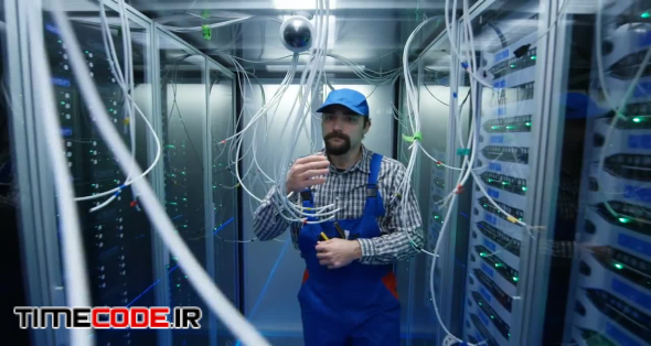 دانلود استوک فوتیج : تکنیسین در اتاق سرور Technician Walking Inside ... دانلود استوک فوتیج : تکنیسین در اتاق سرور Technician Walking Inside ...