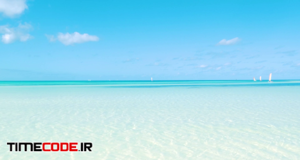 دانلود استوک فوتیج : پن روی ساحل دریا Panning Across Beautiful Ocean ...